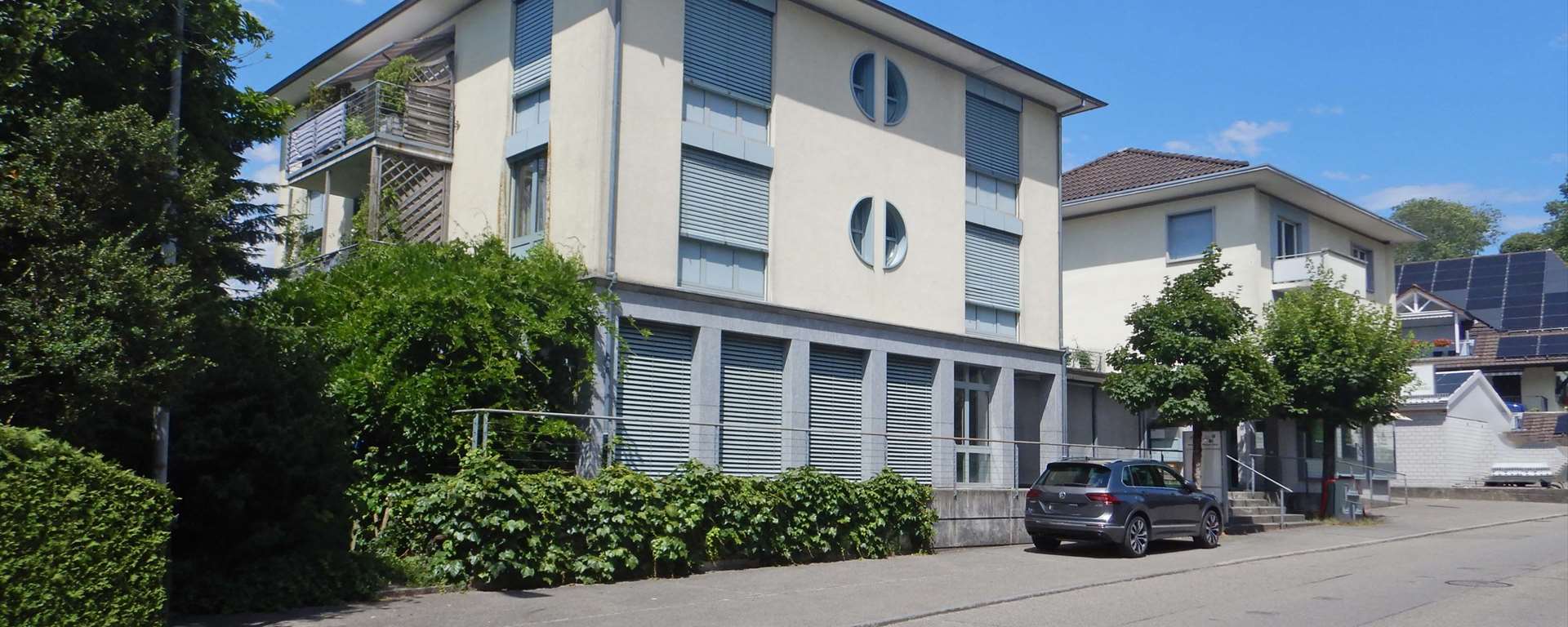 Wohn- und Geschäftshaus mit Abstell- und Einstellhallenplätze